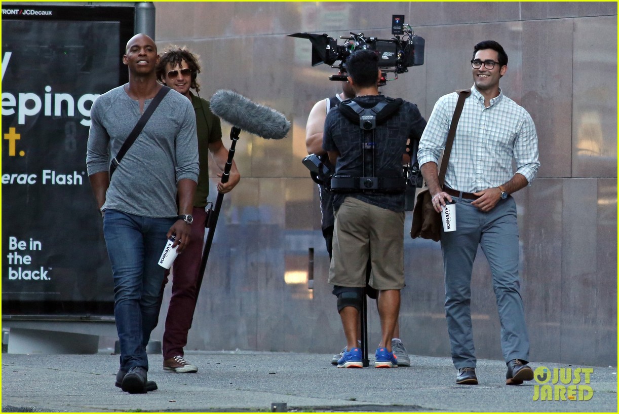 Tyler Hoechlin Dons His Clark Kent Costume on 'Supergirl' Set! | Photo ...