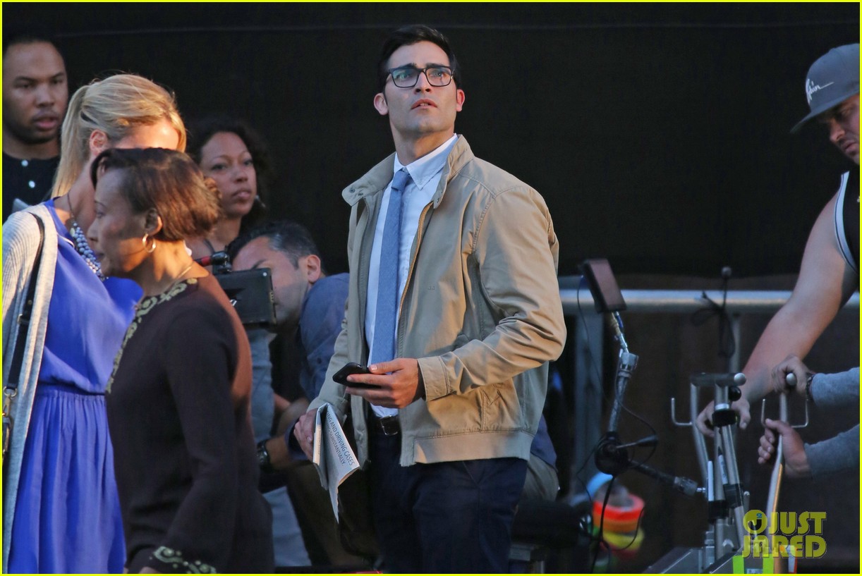 Tyler Hoechlin Dons His Clark Kent Costume on 'Supergirl' Set! | Photo ...