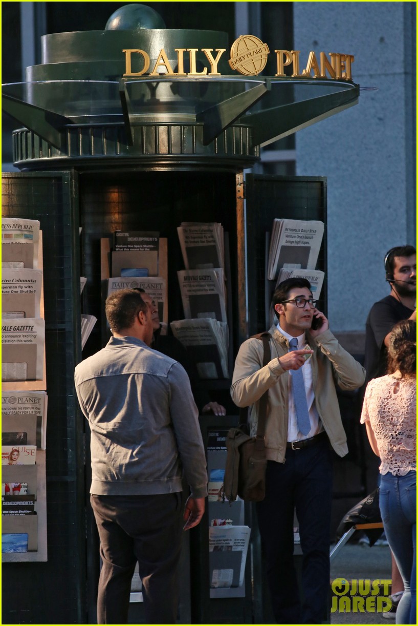 Tyler Hoechlin Dons His Clark Kent Costume on 'Supergirl' Set! | Photo ...