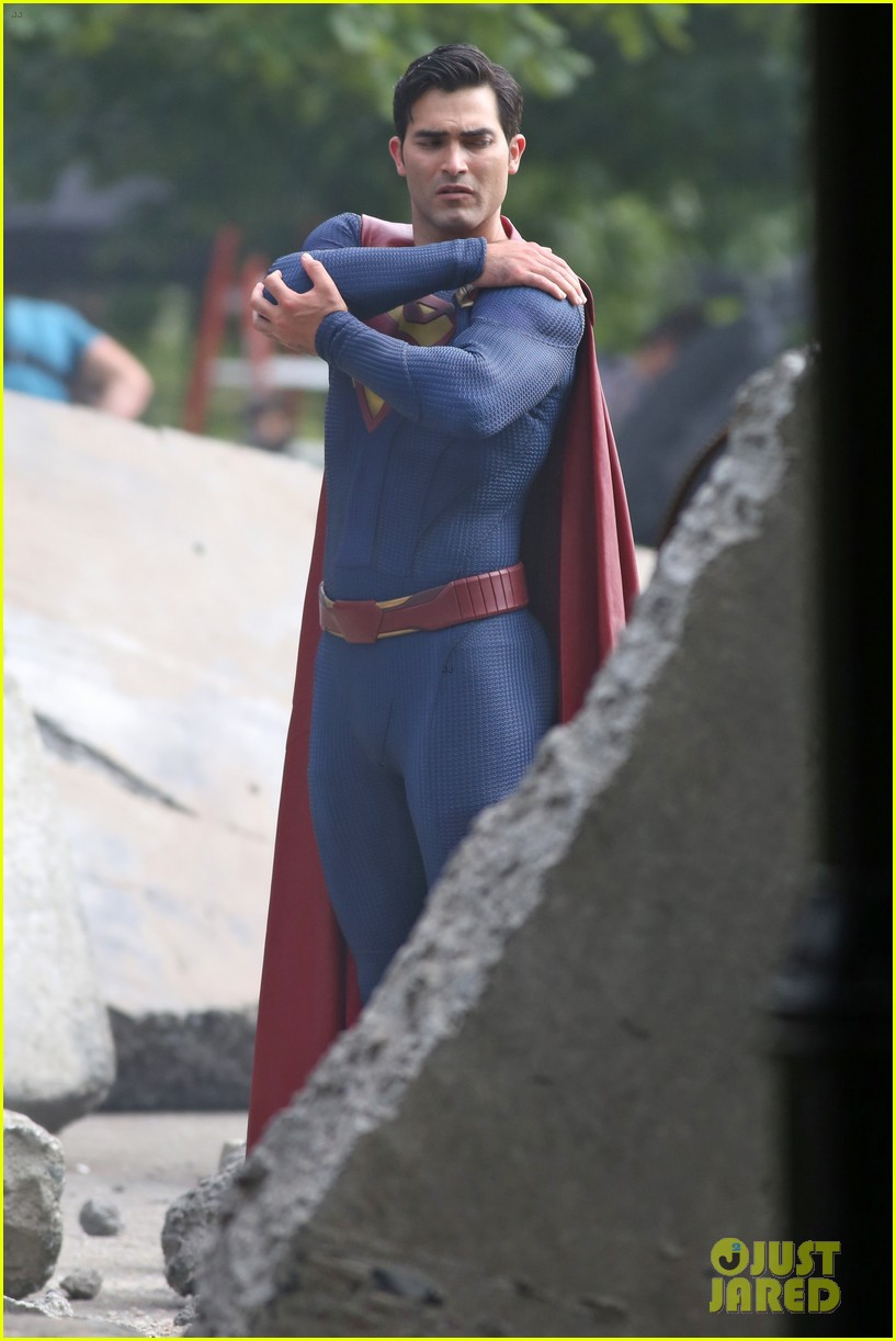 Tyler Hoechlin Fights a Villain as Superman! | Photo 1006251 - Photo ...