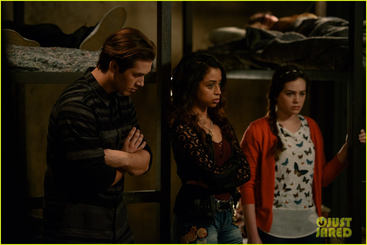 Mary Mouser Stars in Creepy New 'Freakish' Teaser - Watch Now ...