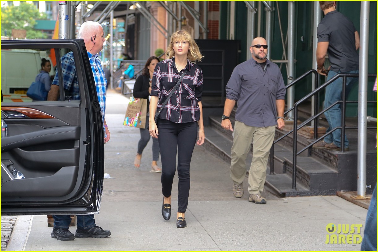 Taylor Swift Heads Out After Fun Dinner With Friends Photo 1032155