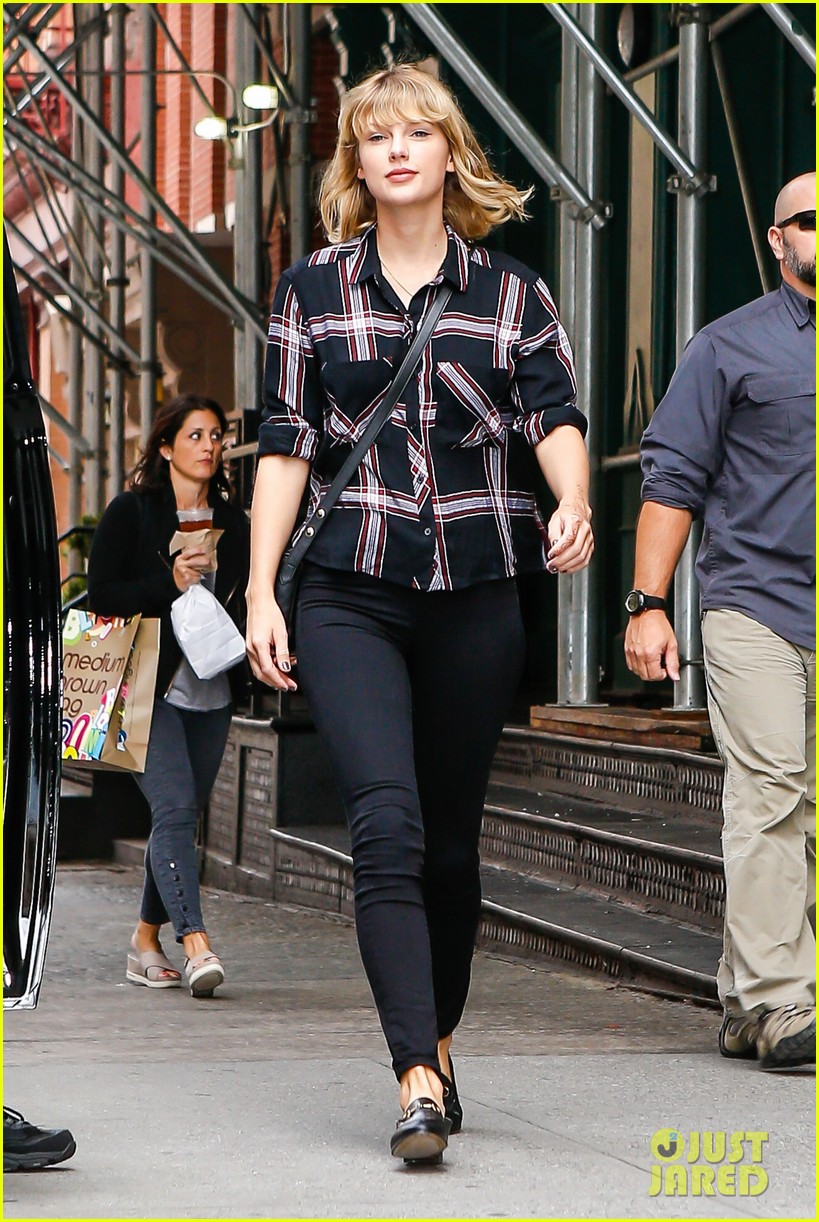 Taylor Swift Heads Out After Fun Dinner With Friends | Photo 1032165 ...