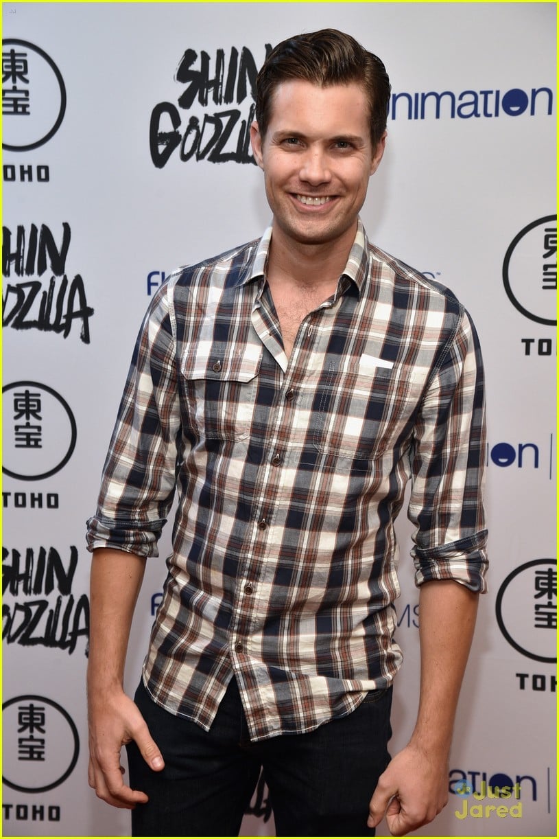 Stranger Things' Caleb McLaughlin & Finn Wolfhard Take Down Godzilla at ...