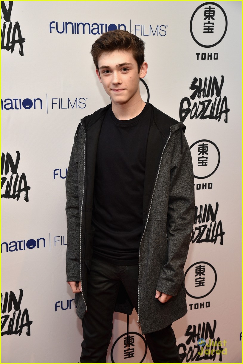 Stranger Things' Caleb McLaughlin & Finn Wolfhard Take Down Godzilla at ...