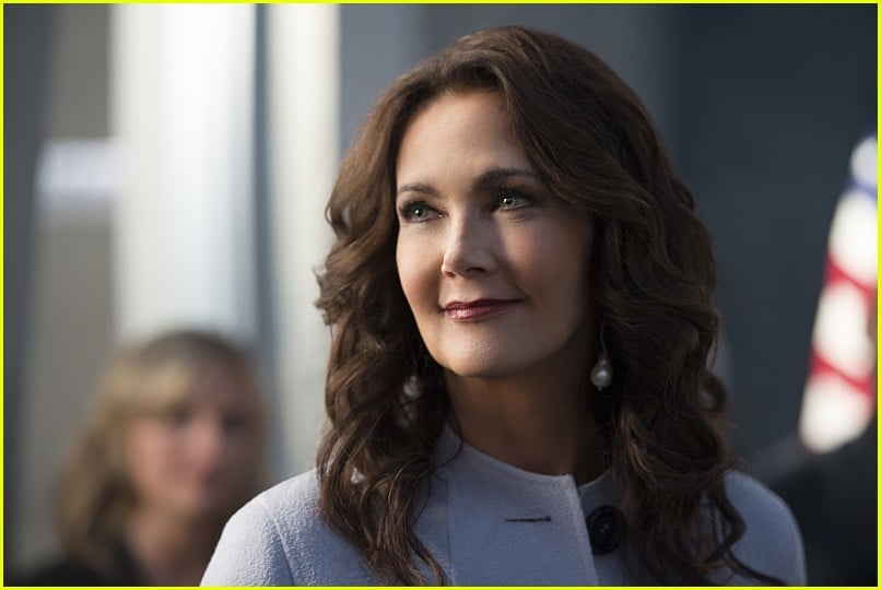 Chris Wood Gets Shirtless For His 'Supergirl' Debut Tonight! | Photo ...