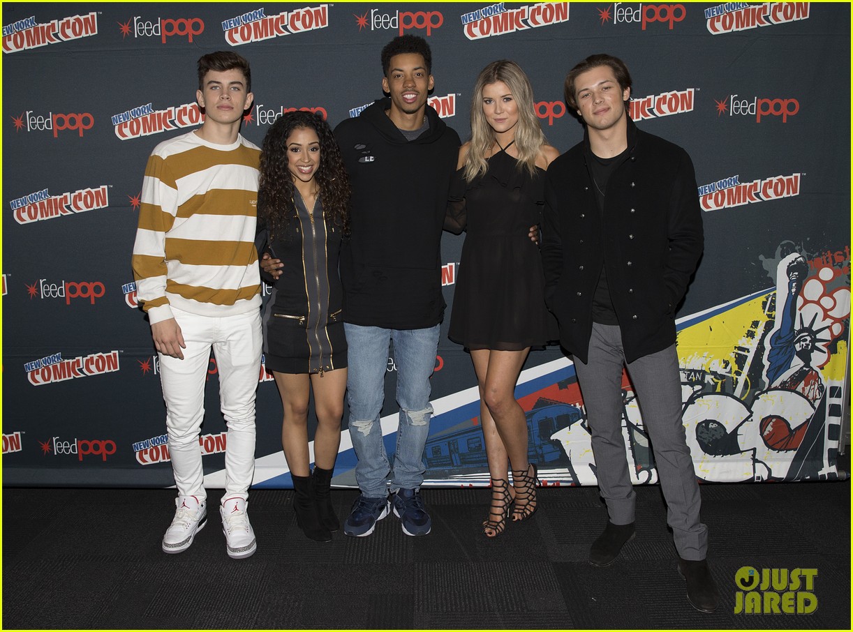 Hayes Grier & 'Freakish' Cast Hit Up NYCC 2016 | Photo 1037327 - Photo ...