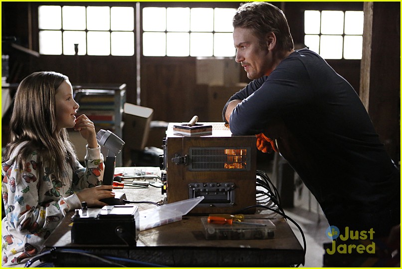 Peyton List Returns To CW in 'Frequency' Tonight - See A Sneak Peek ...