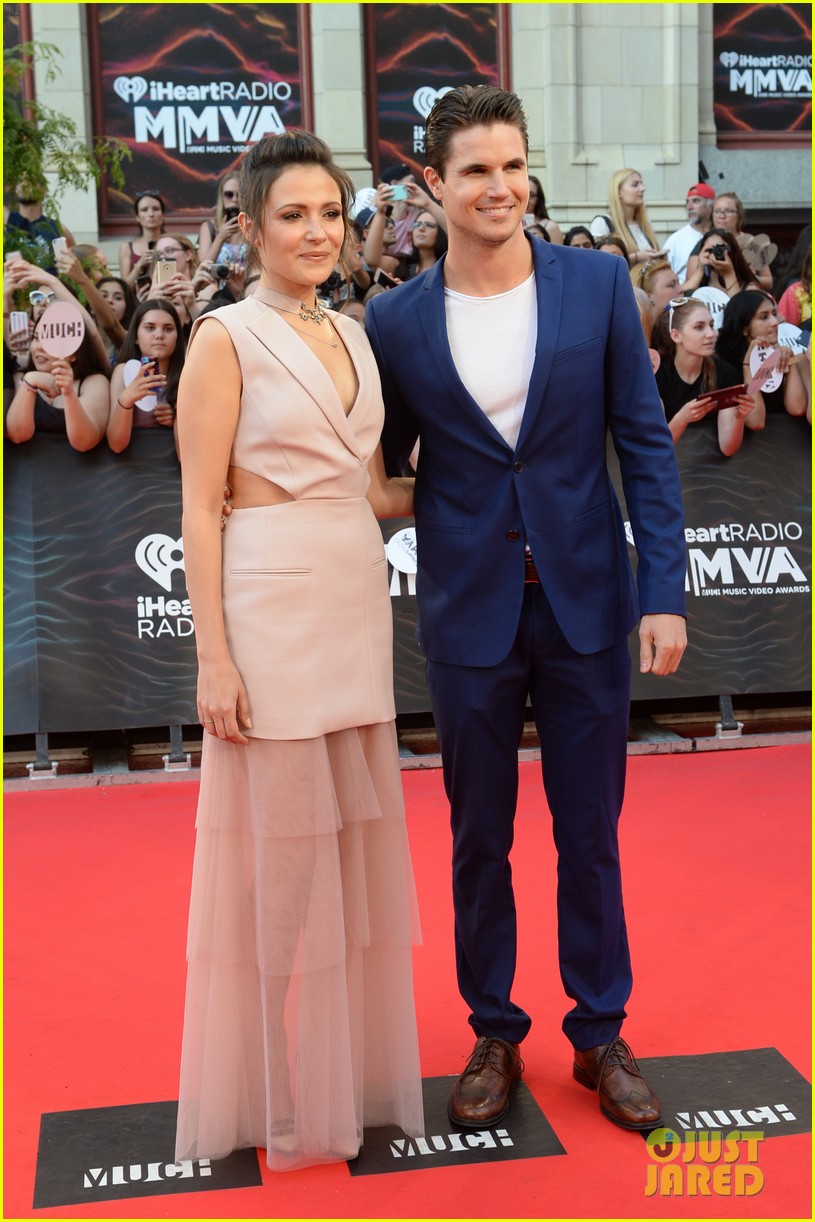 Italia Ricci Opens Up About 'Cinderella Wedding' to Robbie Amell ...