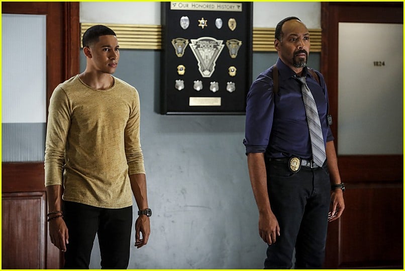 Joey King Makes Her Debut as Magenta on Tonight's 'The Flash' | Photo ...