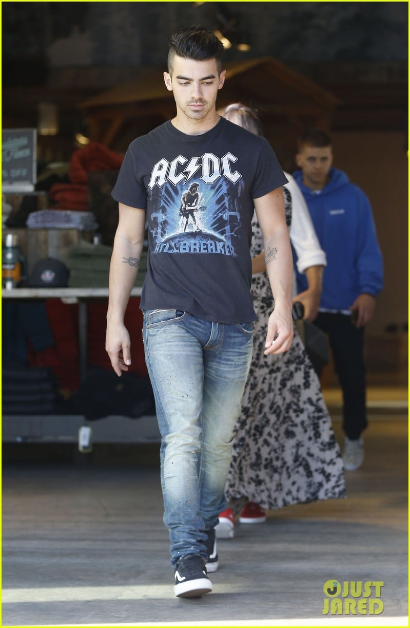 Joe Jonas Shows Off His Biceps While Shopping! | Photo 1035517 - Photo ...