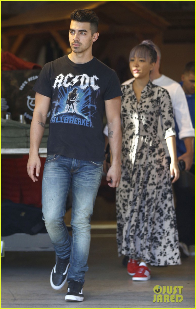 Joe Jonas Shows Off His Biceps While Shopping! | Photo 1035518 - Photo ...