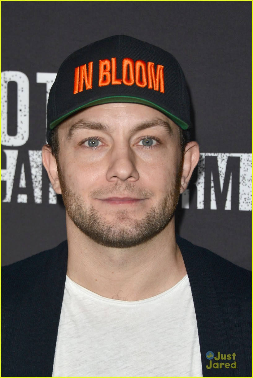 Jordan Fisher & Tahj Mowry Take On Knott's Scary Farm Monsters | Photo ...