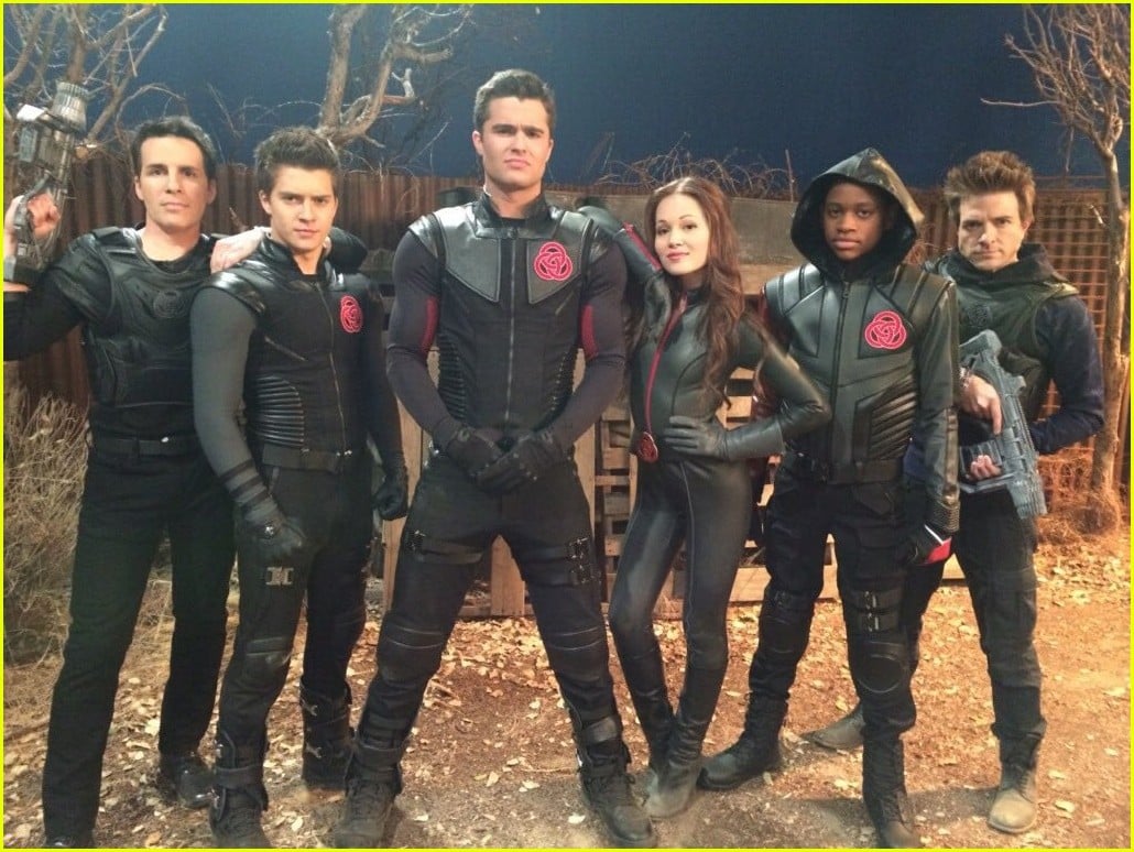 Paris Berelc & Kelli Berglund Share A Ton of BTS Pics From 'Lab Rats ...