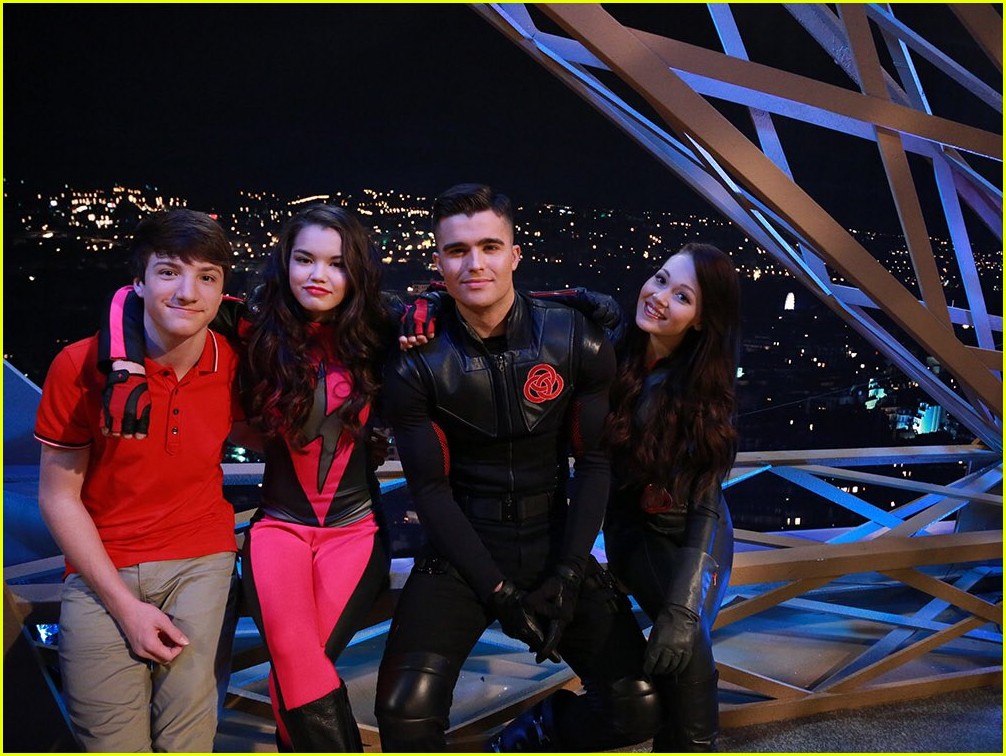 Paris Berelc & Kelli Berglund Share A Ton of BTS Pics From 'Lab Rats ...