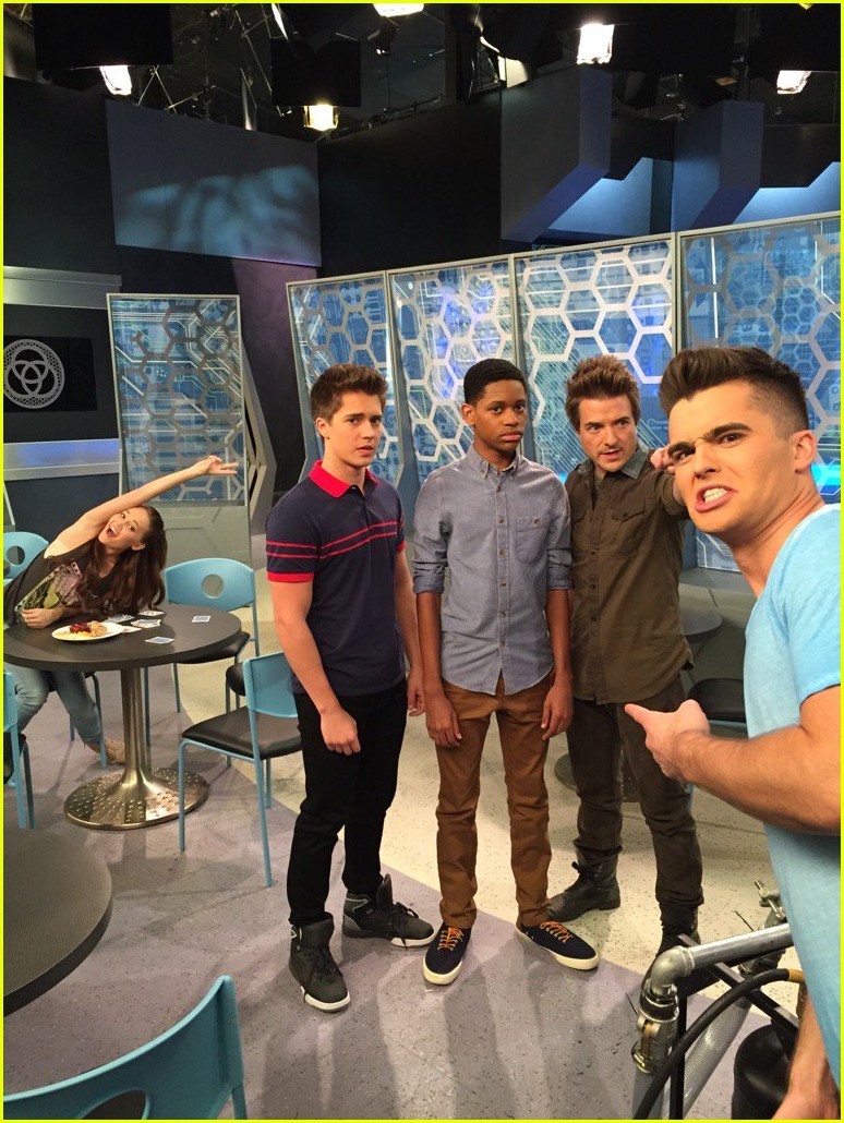 Paris Berelc & Kelli Berglund Share A Ton of BTS Pics From 'Lab Rats ...