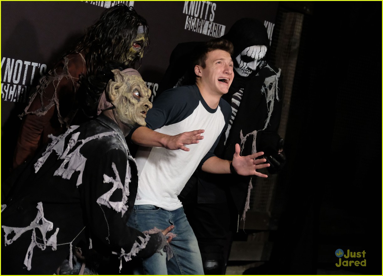 Jennette McCurdy Goes Goth For Knott's Scary Farm 2016 Opening | Photo ...