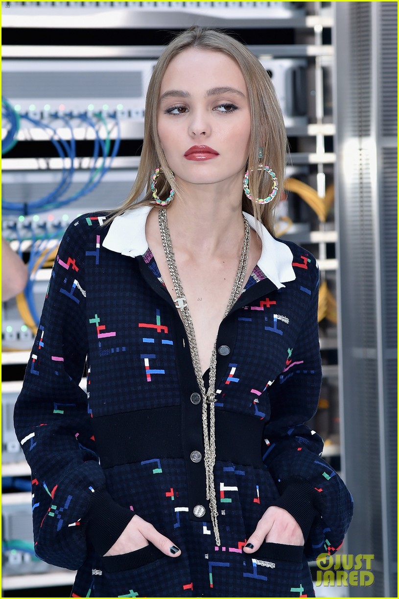 Full Sized Photo of lily rose depp chanel show paris 01 | Lily-Rose ...
