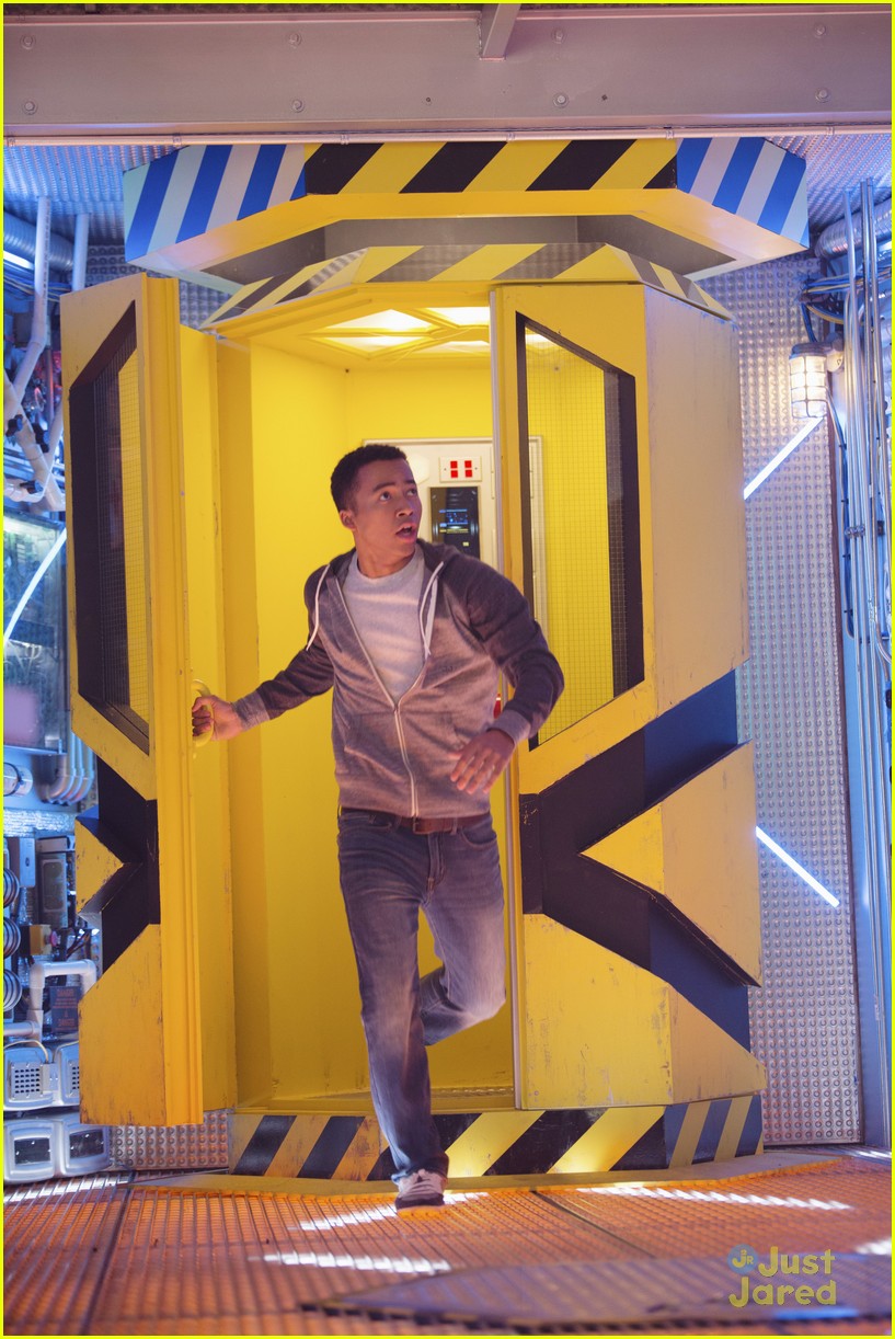 Full Sized Photo of mech x4 exclusive trailer pilot pics 19 | JJJ ...