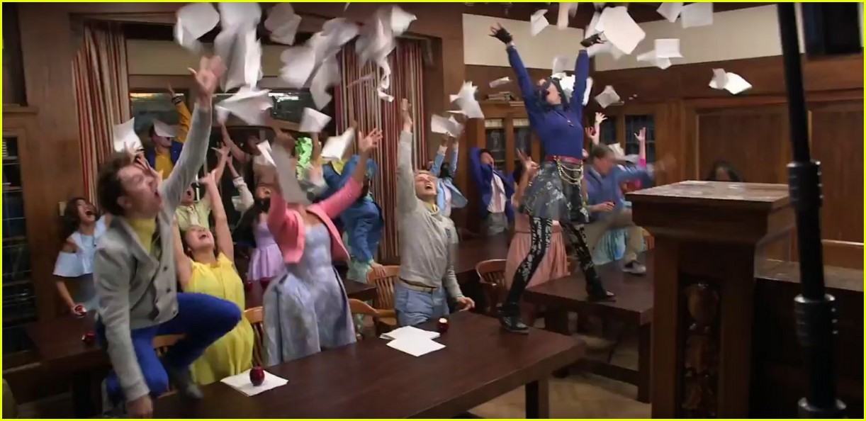 VIDEO: Thomas Doherty's Harry Hook Debuts In 'Descendants 2' First Look ...