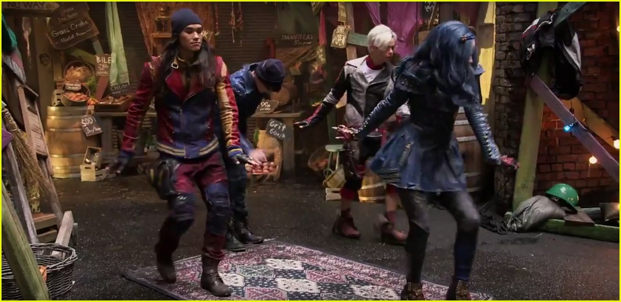 VIDEO: Thomas Doherty's Harry Hook Debuts In 'Descendants 2' First Look ...