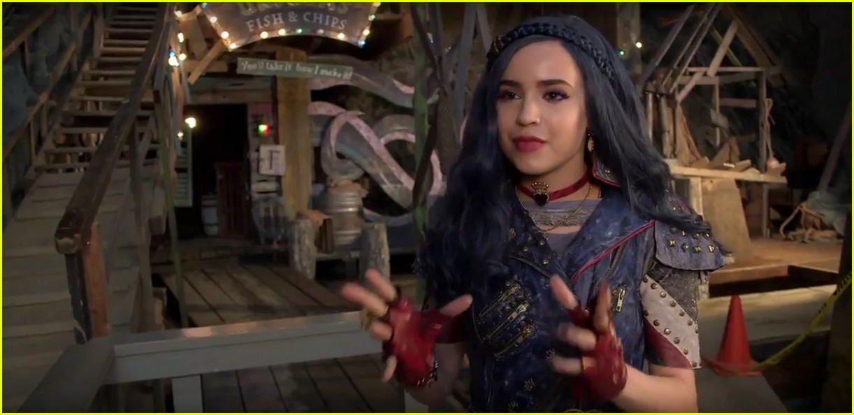 VIDEO: Thomas Doherty's Harry Hook Debuts In 'Descendants 2' First Look ...