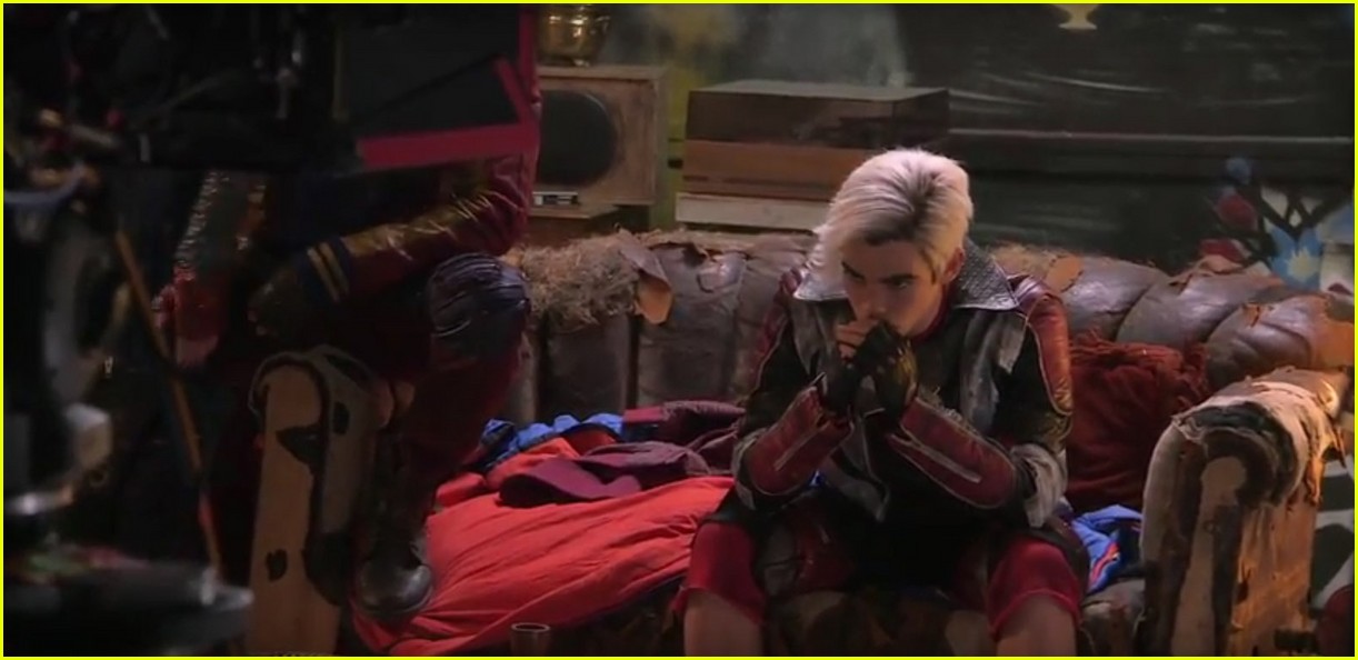 VIDEO: Thomas Doherty's Harry Hook Debuts In 'Descendants 2' First Look ...