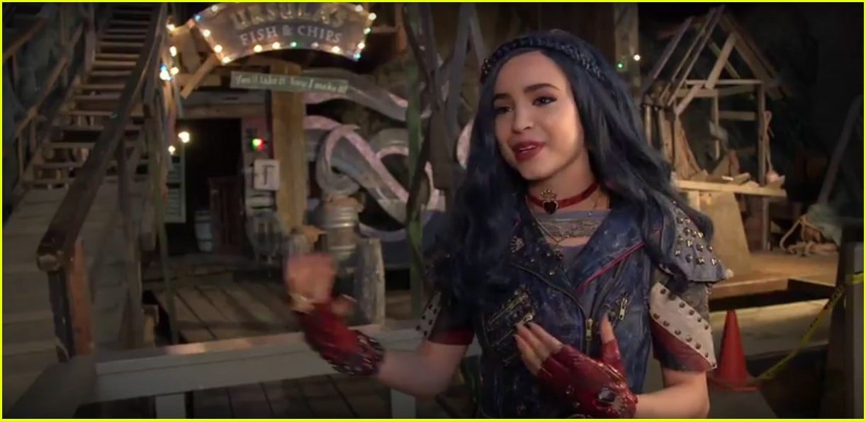 VIDEO: Thomas Doherty's Harry Hook Debuts In 'Descendants 2' First Look ...