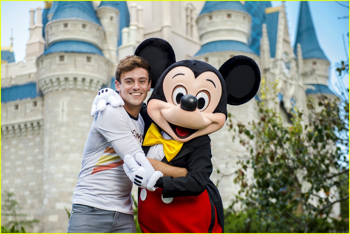 Tom Daley Visits Disney World to Surprise His Little Cousins! | Photo ...