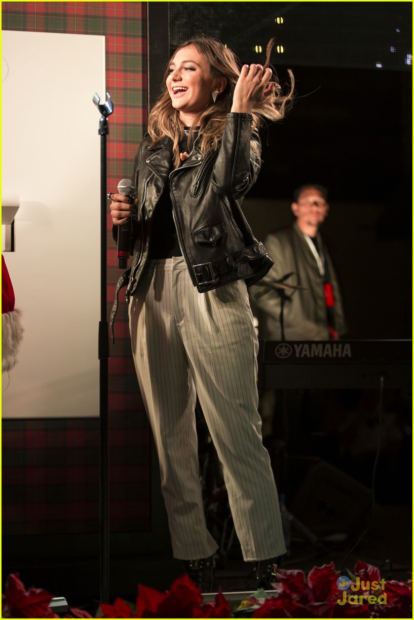 Singer Daya Kisses Santa at Free LA Concert! | Photo 1051669 - Photo ...