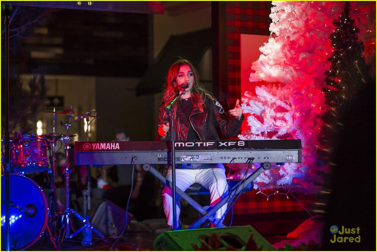 Singer Daya Kisses Santa at Free LA Concert! | Photo 1051675 - Photo ...