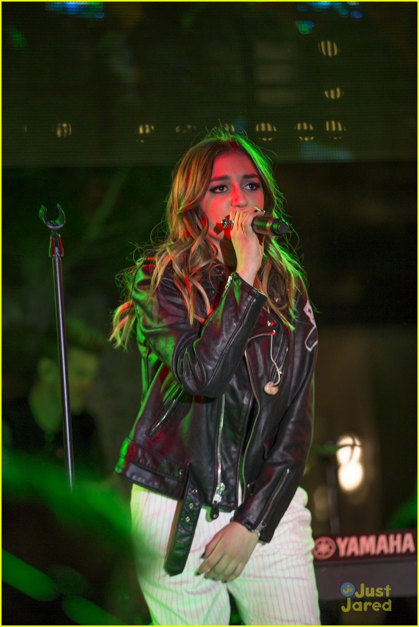Singer Daya Kisses Santa at Free LA Concert! | Photo 1051676 - Photo ...