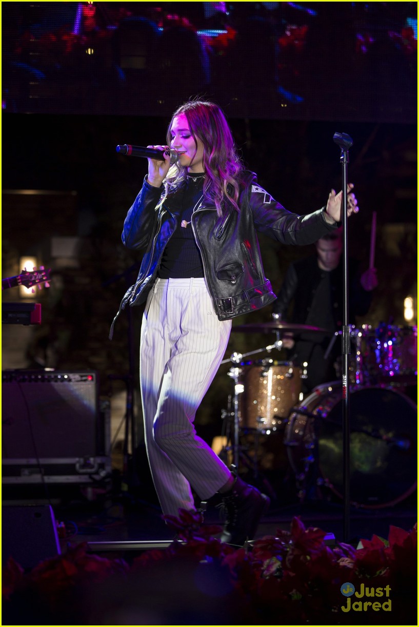 Singer Daya Kisses Santa at Free LA Concert! | Photo 1051678 - Photo ...