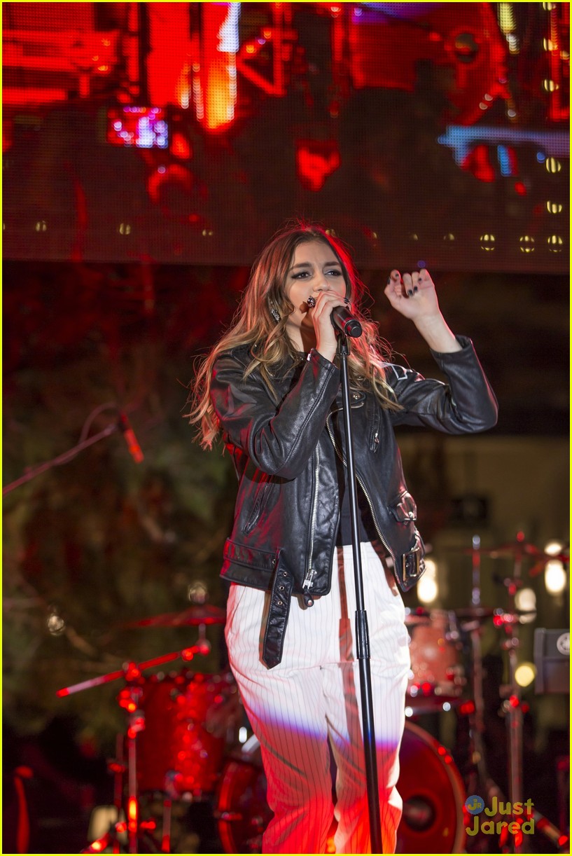 Singer Daya Kisses Santa at Free LA Concert! | Photo 1051679 - Photo ...