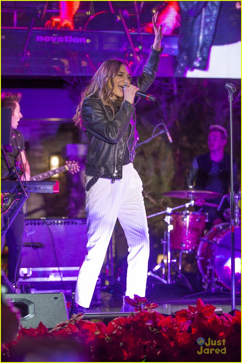 Singer Daya Kisses Santa at Free LA Concert! | Photo 1051680 - Photo ...