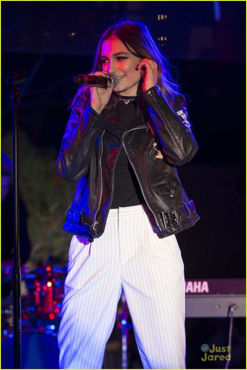 Singer Daya Kisses Santa at Free LA Concert! | Photo 1051683 - Photo ...