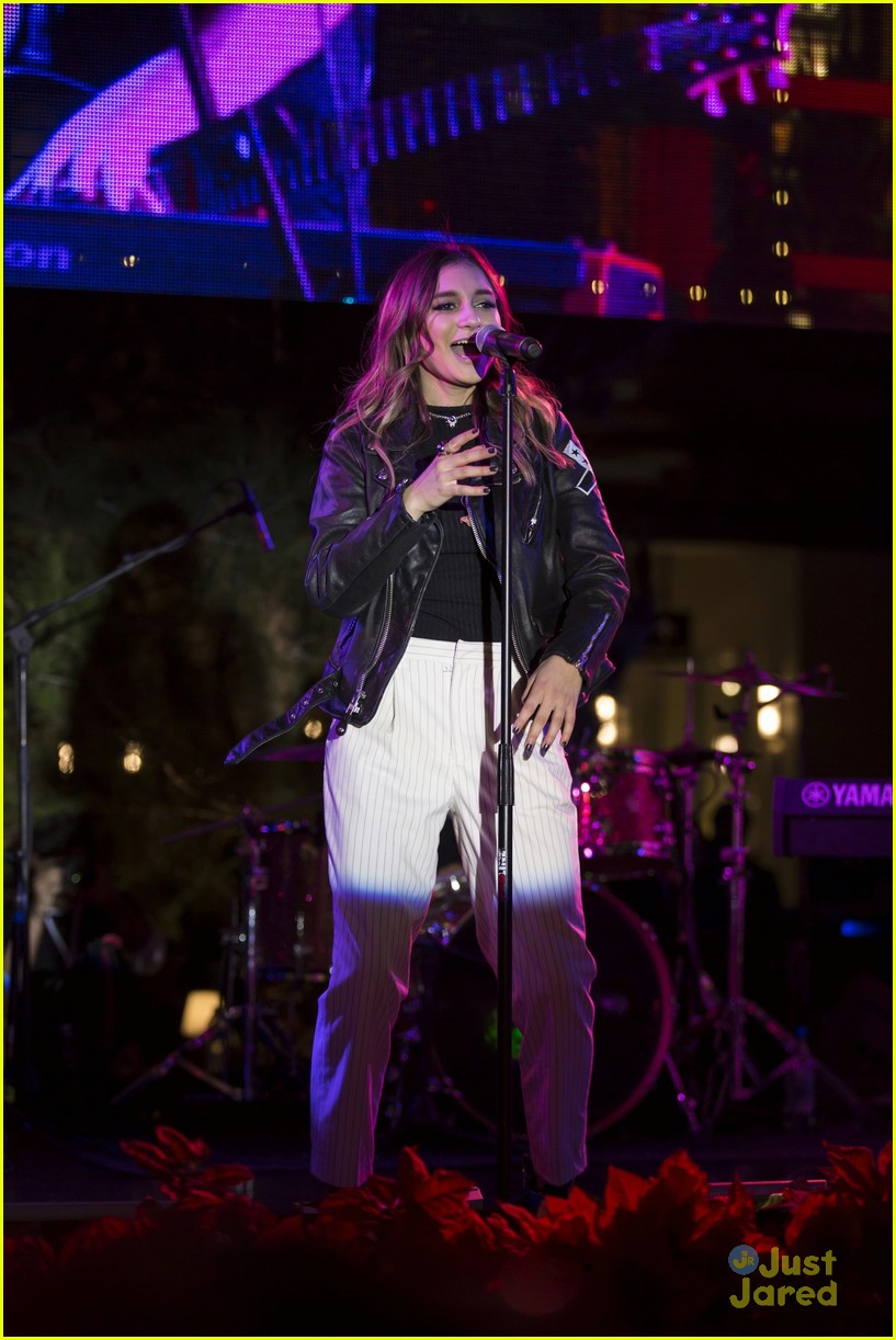 Singer Daya Kisses Santa at Free LA Concert! | Photo 1051684 - Photo ...