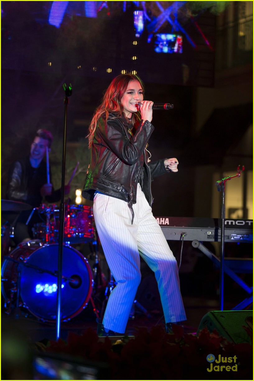 Singer Daya Kisses Santa at Free LA Concert! | Photo 1051687 - Photo ...