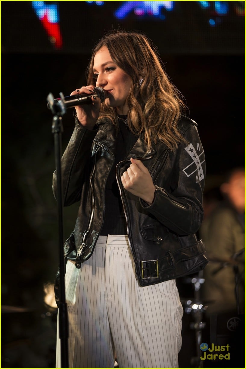 Singer Daya Kisses Santa at Free LA Concert! | Photo 1051689 - Photo ...
