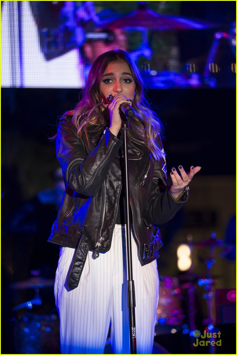 Singer Daya Kisses Santa at Free LA Concert! | Photo 1051692 - Photo ...