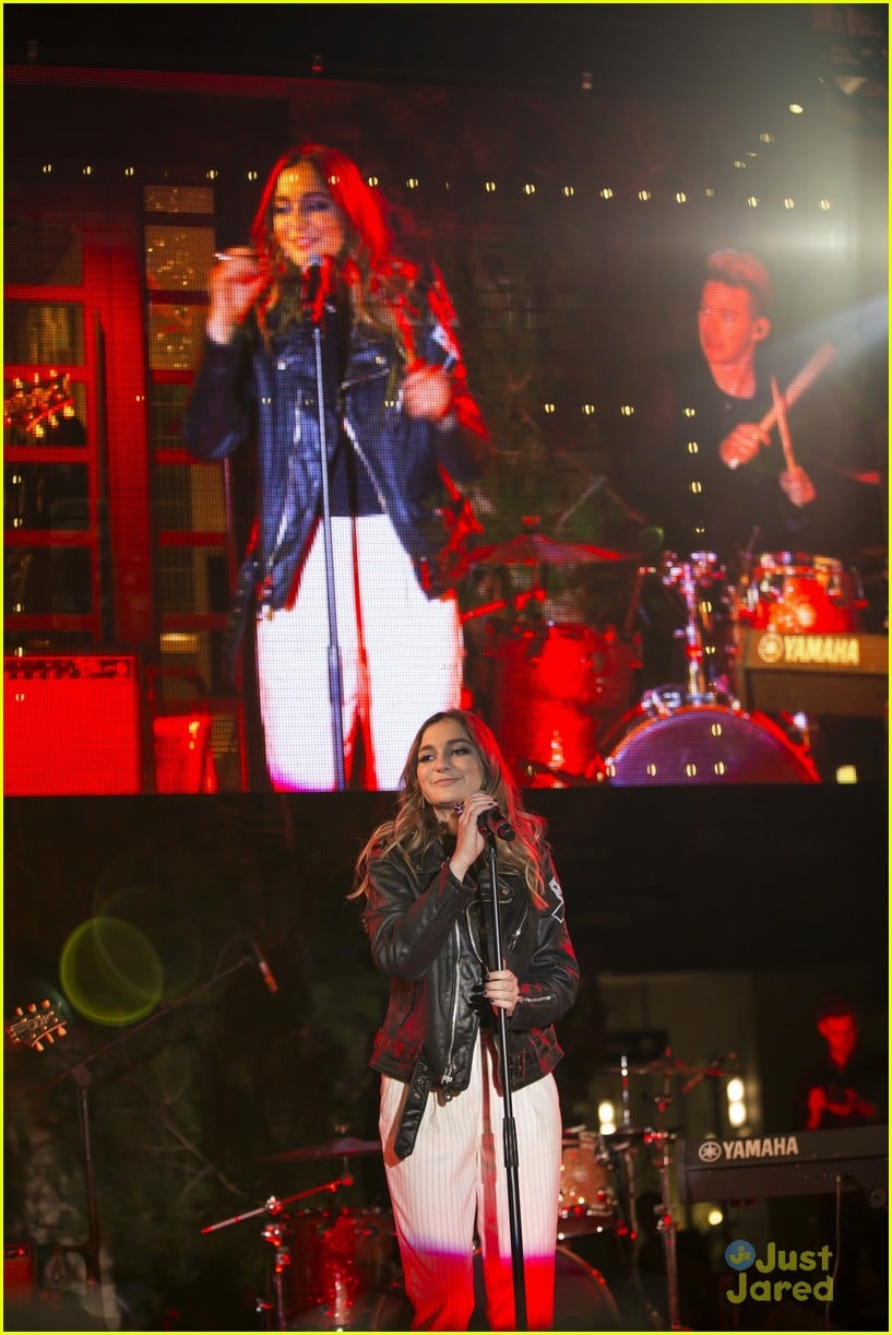 Singer Daya Kisses Santa at Free LA Concert! | Photo 1051693 - Photo ...