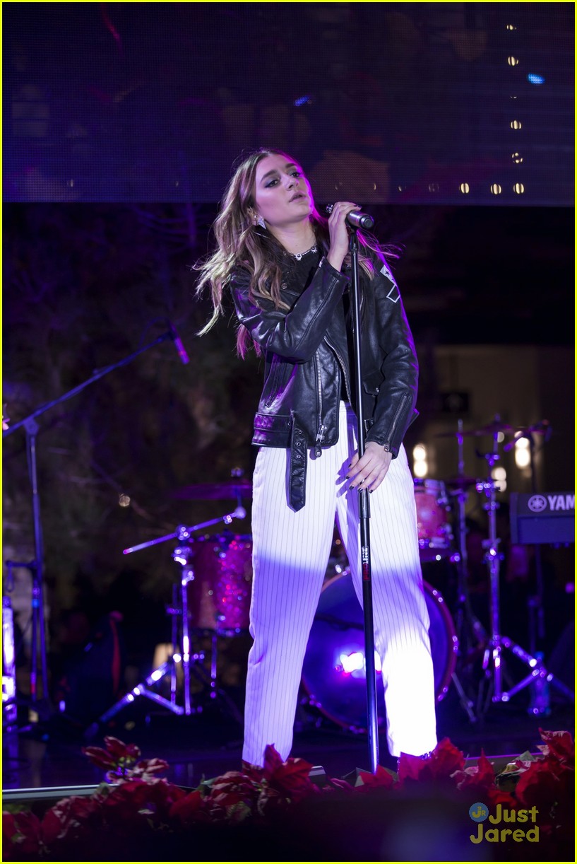 Singer Daya Kisses Santa at Free LA Concert! | Photo 1051694 - Photo ...