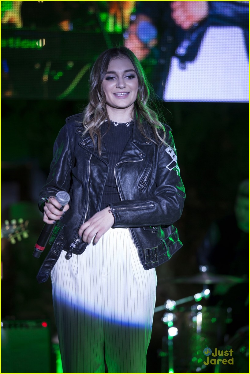 Singer Daya Kisses Santa at Free LA Concert! | Photo 1051698 - Photo ...