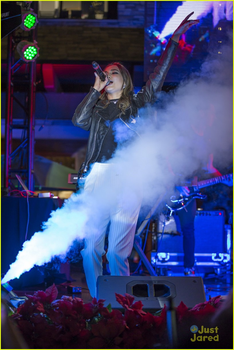 Singer Daya Kisses Santa at Free LA Concert! | Photo 1051700 - Photo ...