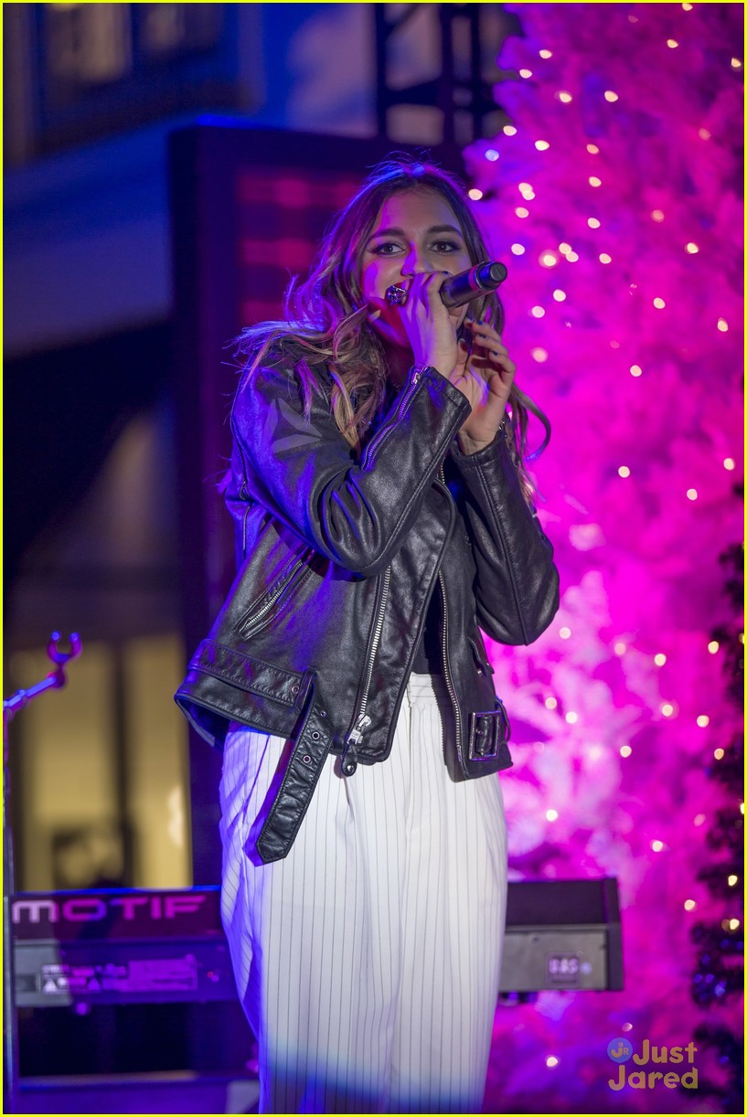 Singer Daya Kisses Santa at Free LA Concert! | Photo 1051704 - Photo ...