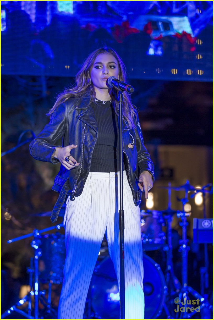 Singer Daya Kisses Santa at Free LA Concert! | Photo 1051709 - Photo ...