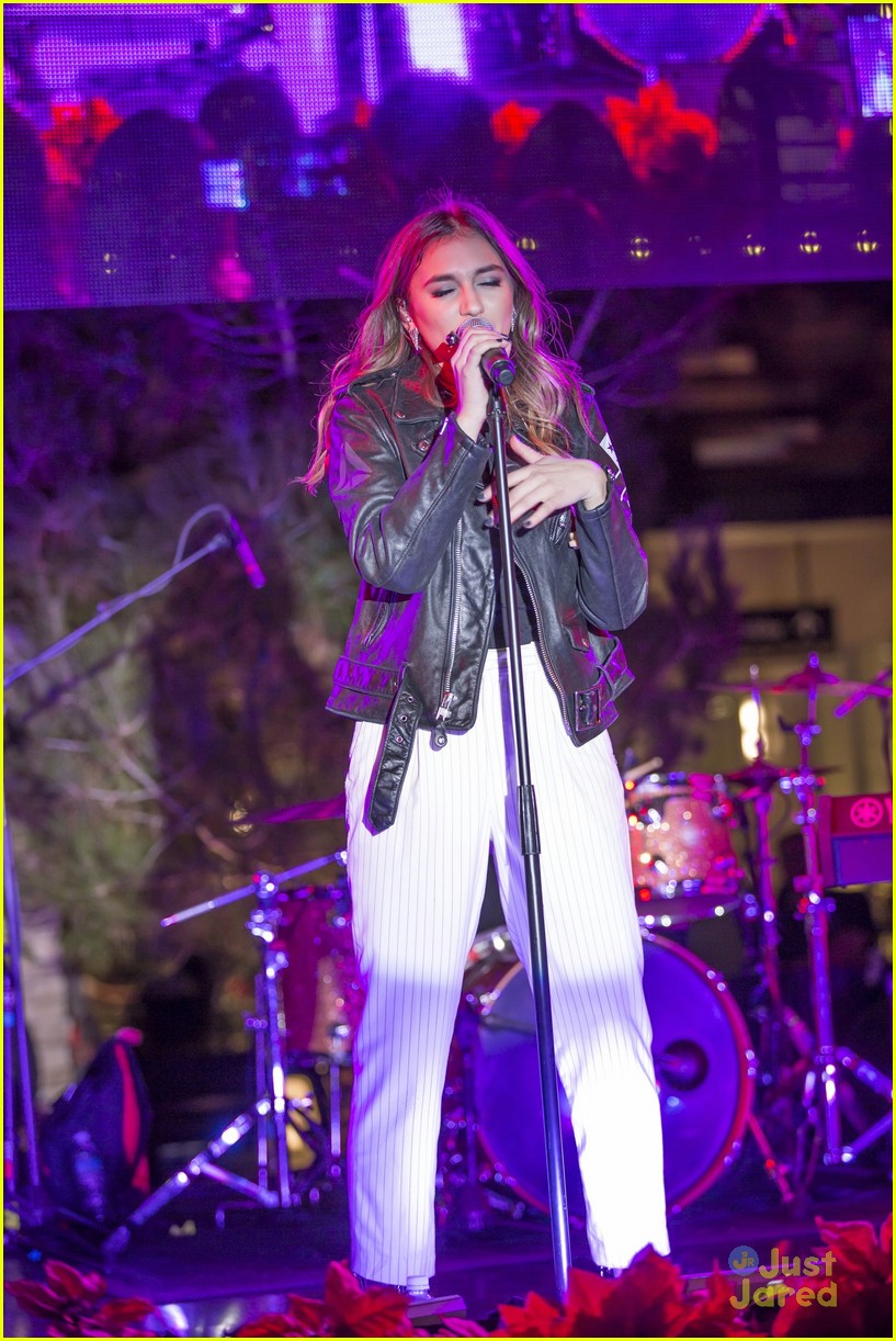 Singer Daya Kisses Santa at Free LA Concert! | Photo 1051710 - Photo ...