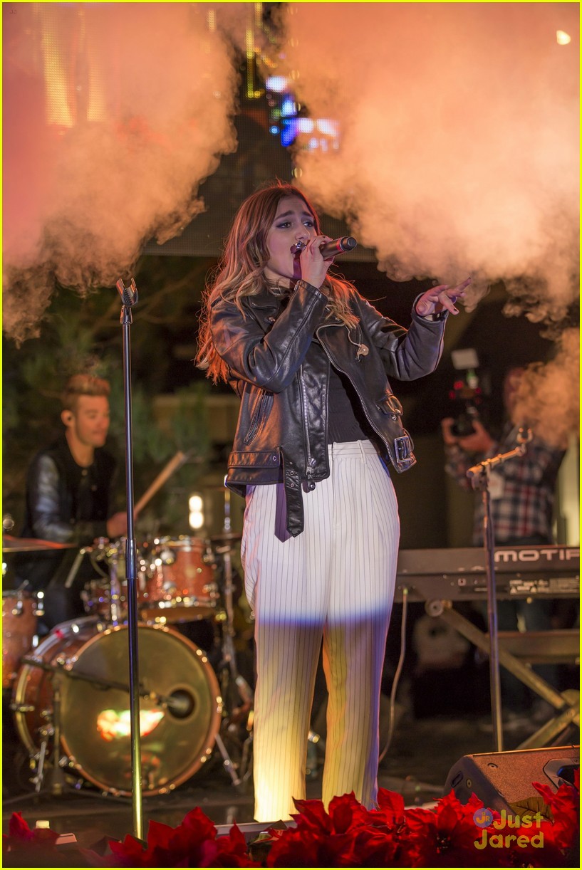 Singer Daya Kisses Santa at Free LA Concert! | Photo 1051711 - Photo ...