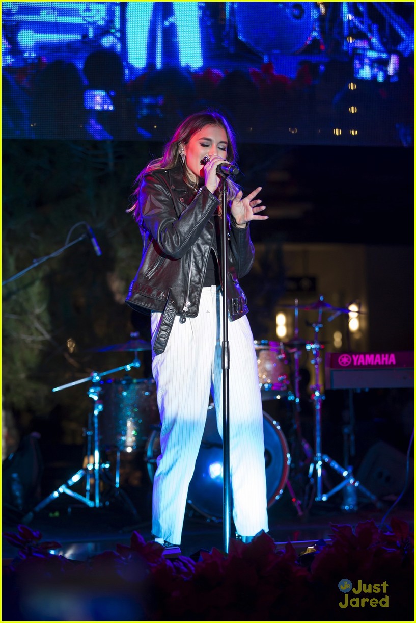 Singer Daya Kisses Santa at Free LA Concert! | Photo 1051712 - Photo ...