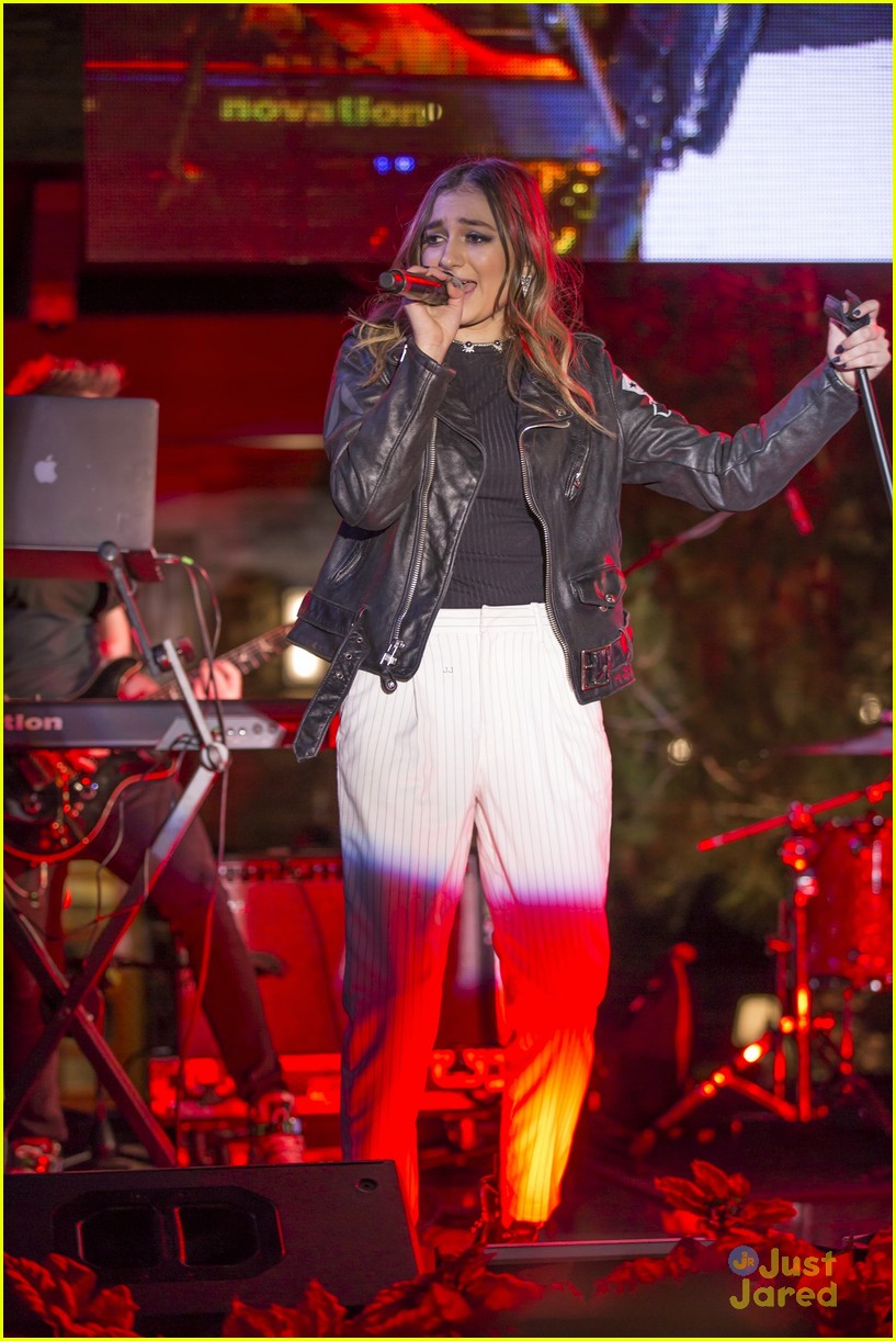 Singer Daya Kisses Santa at Free LA Concert! | Photo 1051713 - Photo ...